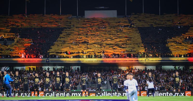 Barra De Pumas Desplegó Enorme Mosaico Con El Escudo Felino