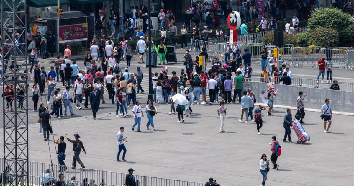 Así se ve la explanada del Zócalo de la CDMX previo al concierto de Rosalía: FOTOS