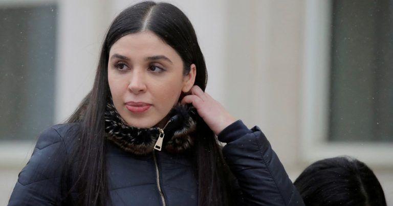 Emma Coronel reaparece con nuevo look tras tratamiento estético