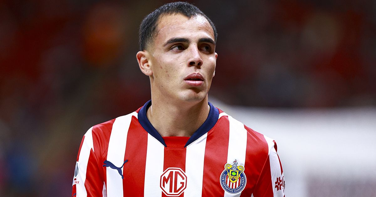 Chivas blindó a Hugo Camberos con escandalosa cláusula y también renovó a varias ‘joyas’