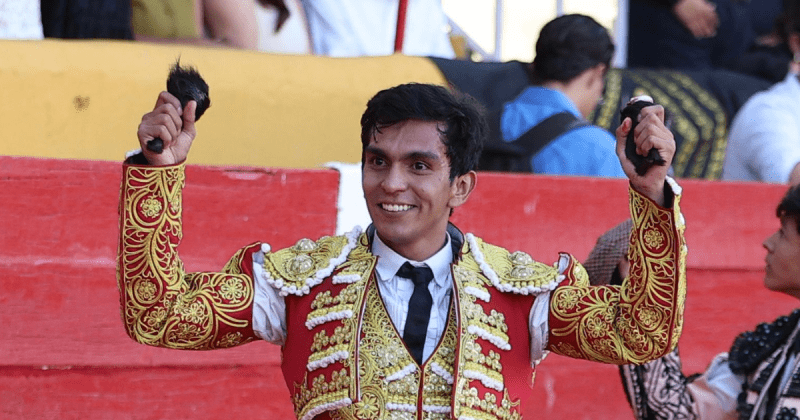 Novillada de feria en Jesús María: tres orejas en tarde partida