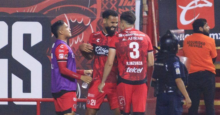 Xolos derrota a Cruz Azul 2-0 en el adiós de Jesús Corona