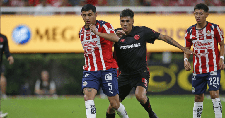 Alexis Vega cobra revancha: Toluca destroza a Chivas 3-0 en el Akron