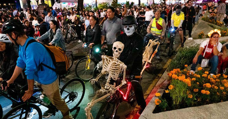 Bicicletas vs peatones: el caos del Paseo en Bici de Día de Muertos