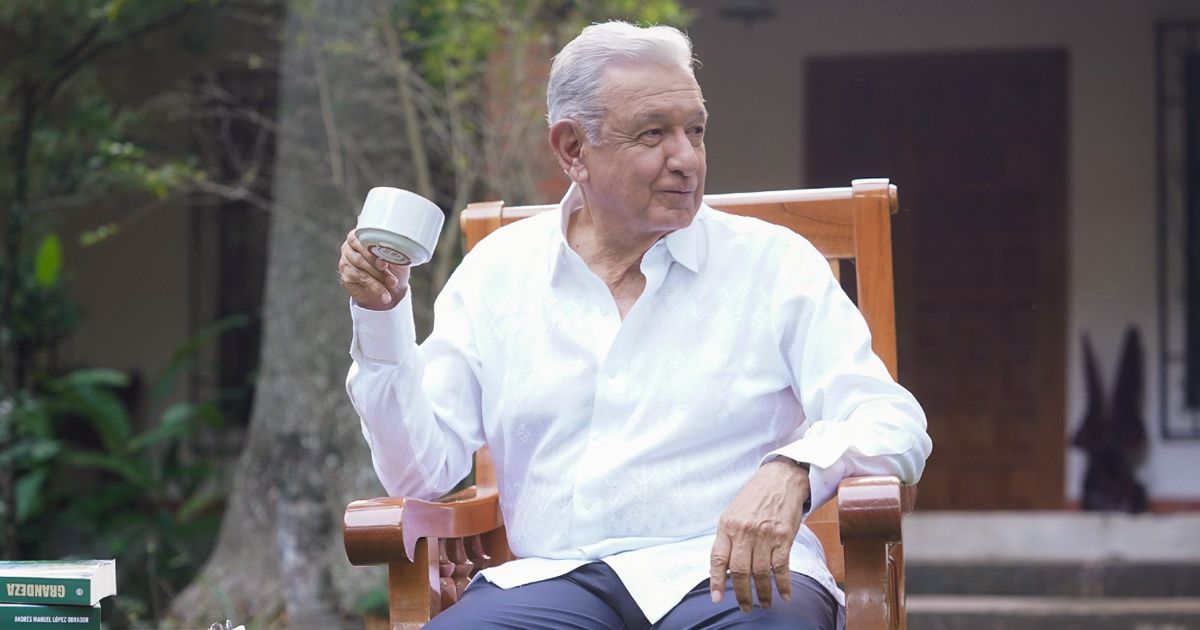 AMLO presenta Grandeza desde su retiro en Palenque